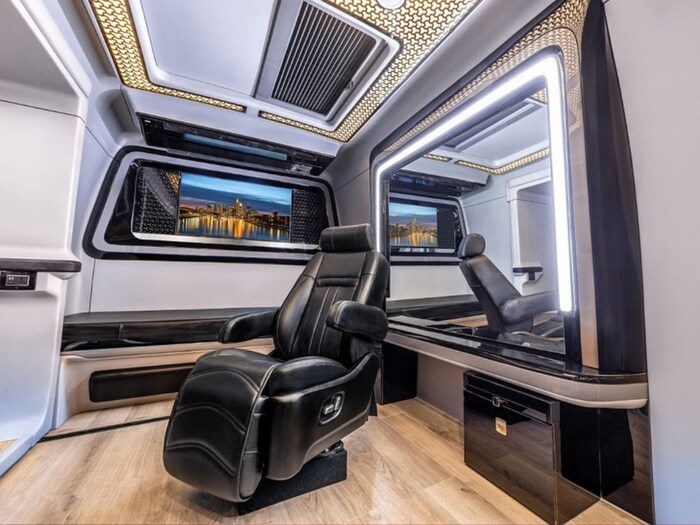 7 करोड़ की वैनिटी वैन में तैयार होते हैं अल्लू अर्जुन, इन सुख-सुविधाओं ...