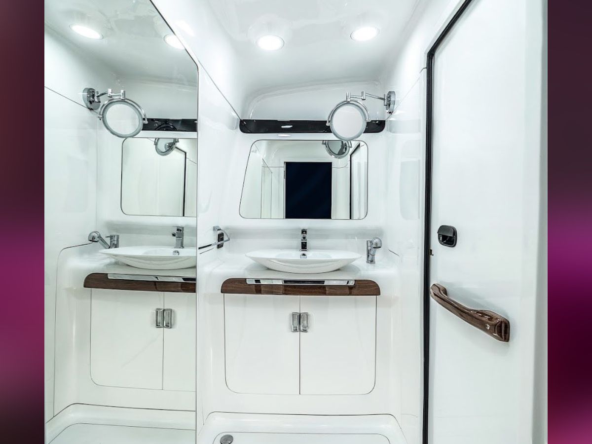 7 करोड़ की वैनिटी वैन में तैयार होते हैं अल्लू अर्जुन, इन सुख-सुविधाओं ...