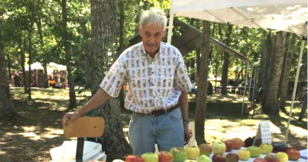 अजीब हैं इस आदमी के शौक, लोगों से मांगते हैं ये चीज; अखबारों में दिया ...