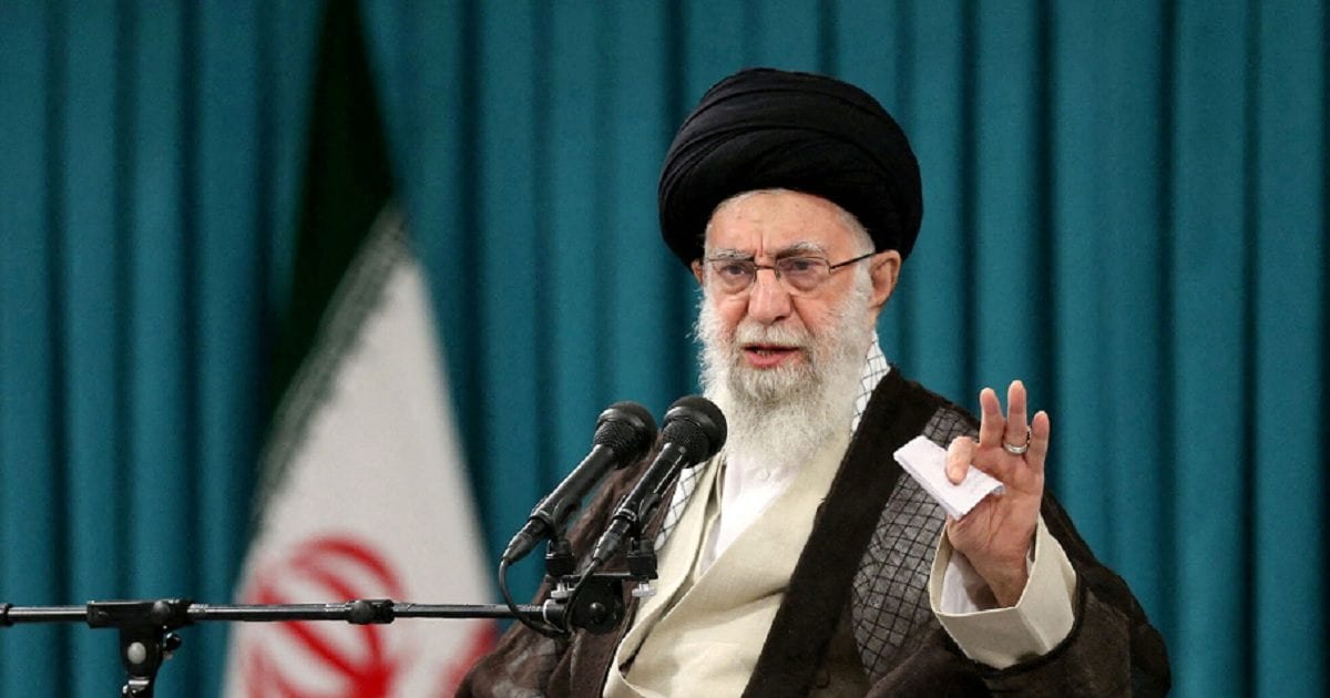 शार्ली एब्दो में अपने सर्वोच्च नेता खामेनेई का कार्टून देख भड़का ईरान ...