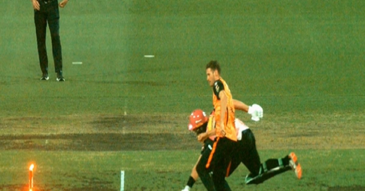 VIDEO: रोनाल्डो से कम नहीं क्रिकेटर की किक! बिना हाथ लगाए बैटर को कर ...