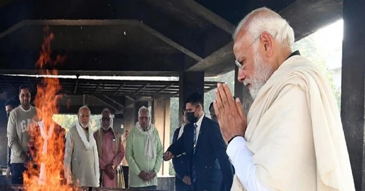 प्रधानमंत्री मोदी की मां की अस्थियां गंगा में प्रवाहित, 99 वर्ष की उम्र ...