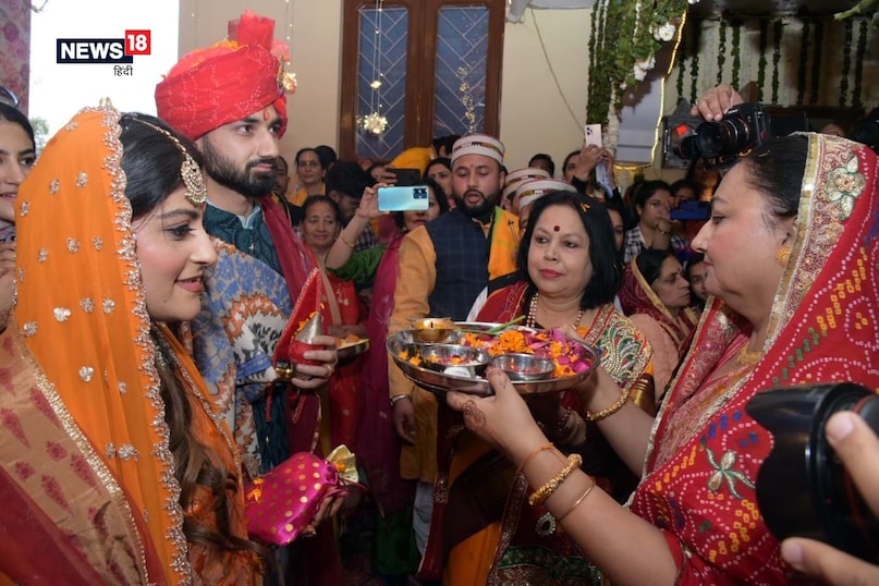 PICS: BJP अध्यक्ष JP नड्डा के बेटे हरीश ने रिद्धि संग लिए 7 फेरे ...