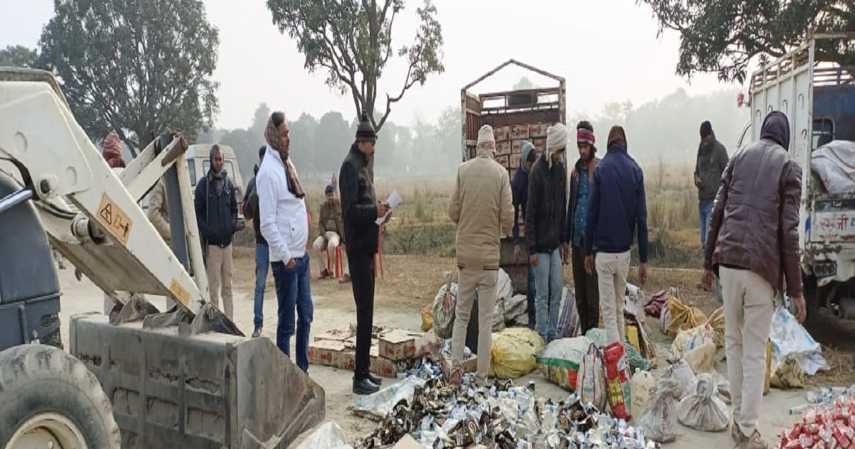 Bihar: करोड़ों की शराब पर चला पुलिस का बुलडोजर, स्प्रीट और खाली बोतल ...