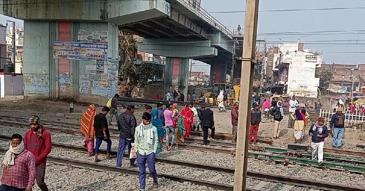 Kaimur News: ओवरब्रिज न चढ़कर लोग रेलवे ट्रैक से कर रहे आवाजाही, जानें ...