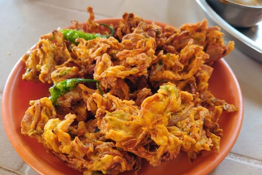 Onion Pakoda Recipe: दिन में लग आई है भूख तो फटाफट बनाएं प्याज के ...