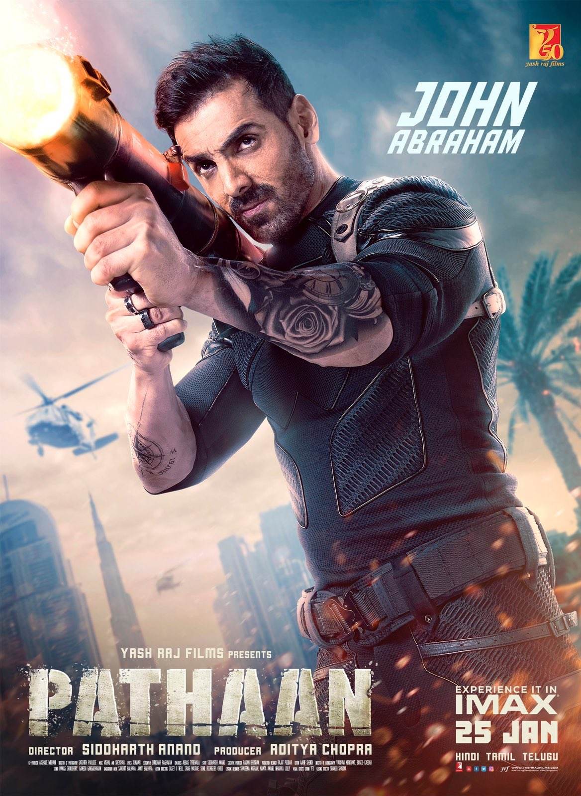 Pathaan: दीपिका पादुकोण ने गन के साथ दिखाया ग्लैमरस लुक, जॉन-शाहरुख ने ...