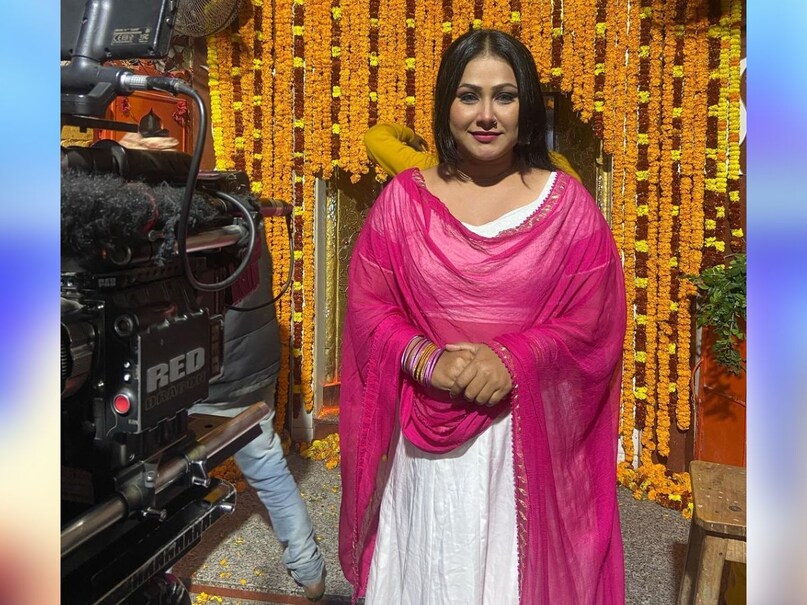 पवन सिंह के प्यार में पागल एक्ट्रेस ने नए साल पर शीतला माता के किए ...