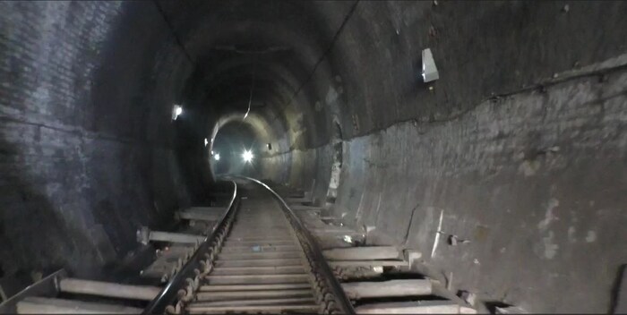 अंग्रेजों के जमाने की सुरंग, जहां धीमी पड़ जाती है ट्रेन की रफ्तार ...