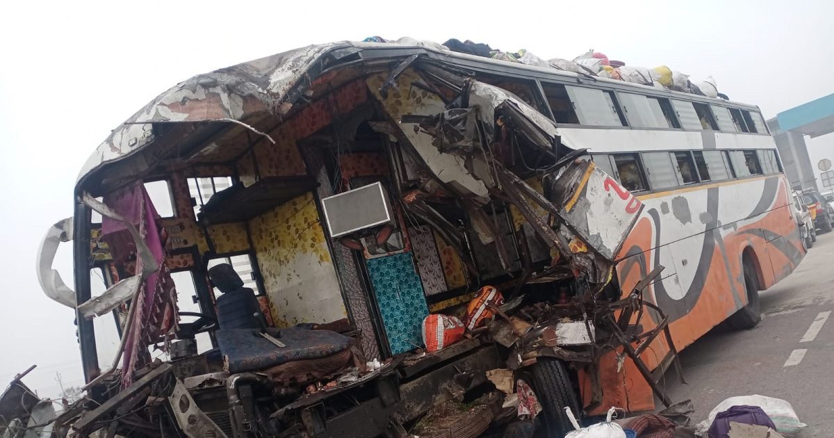 Accident on Expressway: आगरा-लखनऊ एक्‍सप्रेसवे पर स्‍लीपर बस ने DCM में मारी टक्‍कर, 4 यात्रियों ...