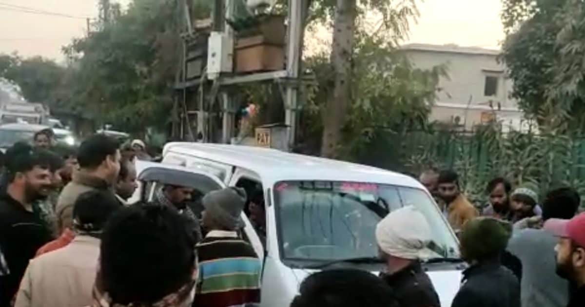 बीच सड़क पर साली को घसीटने लगा जीजा जबरन कार में बिठाया युवती ने मचाया शोर तो Jija Saali