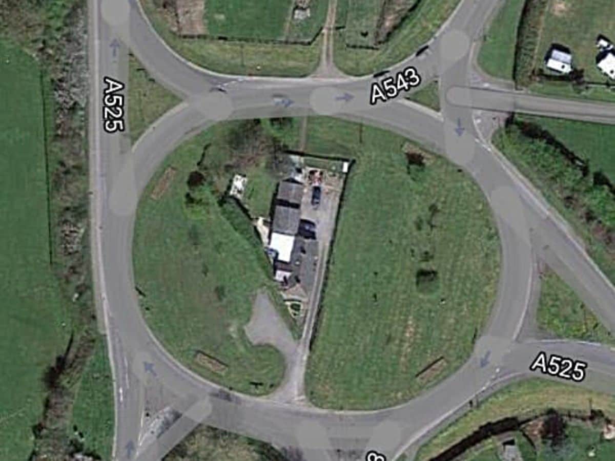 40 सालों से चौराहे के बीच रह रहा है परिवार, चारों ओर से गुजरती हैं ...