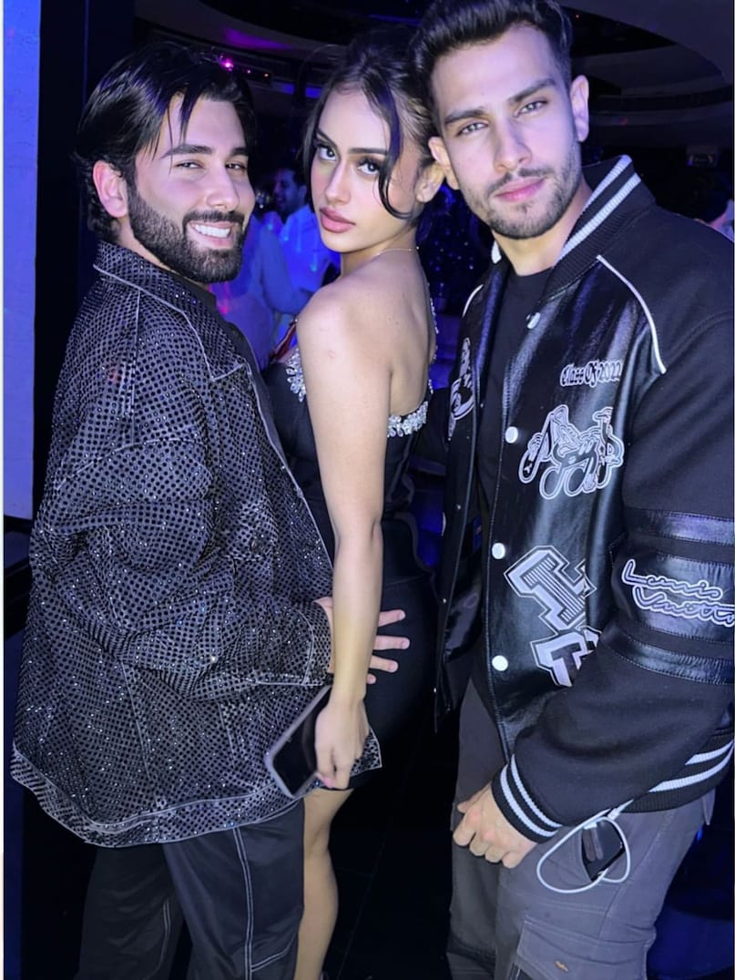 न्यासा देवगन ने Orry के साथ जमकर की पार्टी, ब्लैक ड्रेस में दोस्तों के ...