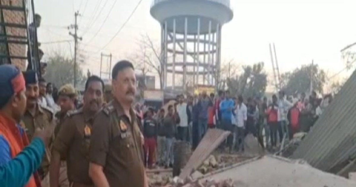 Two floor building demolish during construction work at hardoi video viral - बेसमेंट की खुदाई के ...