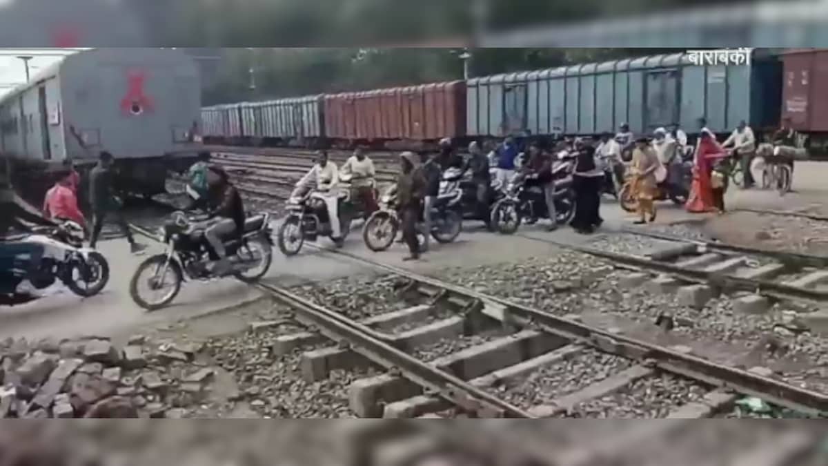 Barabanki railway crossing where people risk their lives and cross the road - Barabanki News ...