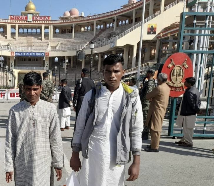 Rajasthan barmer pakistan had crossed the barricade after meeting love ...