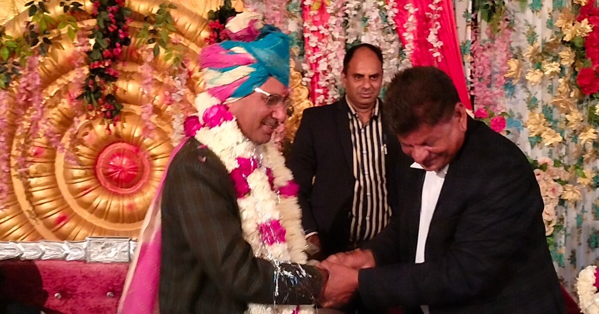 Emotional viral video of local public when ips officer and sp baran ...