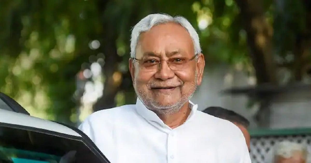 Attack on cm nitish kumar by plastic chair while he was addressing a samadhan yatra - Bihar News ...