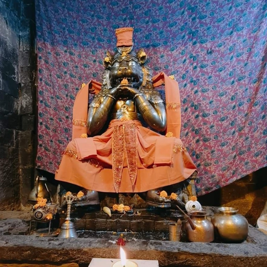 दुनिया का इकलौता मंदिर, जहां लगती है यमराज की कचहरी, शाम चौरासी में तय ...