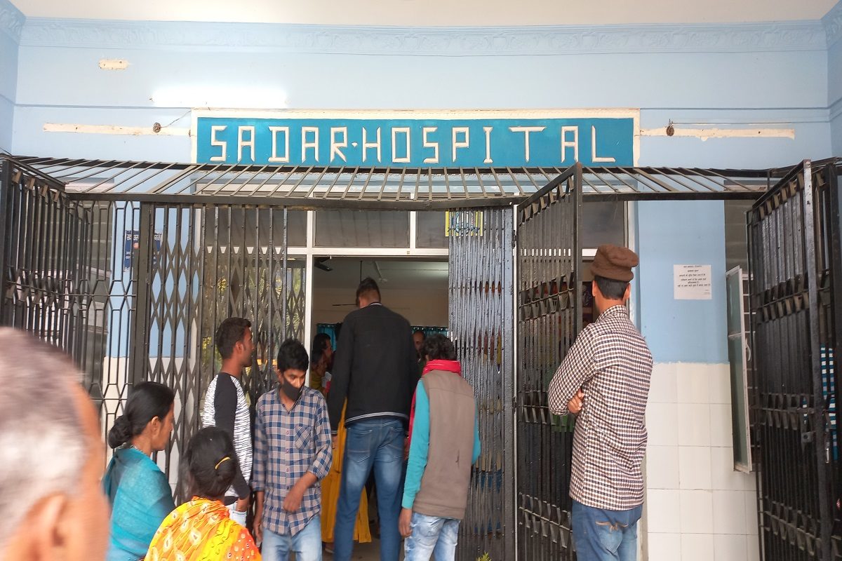 Model Sadar Hospital of Bihar the glass of the door broke and fell on ...