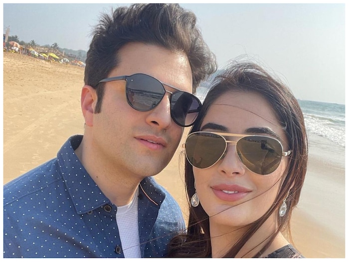 Ias love story ias athar aamir khan wife dr mehreen qazi viral photo romantic proposal ideas ...