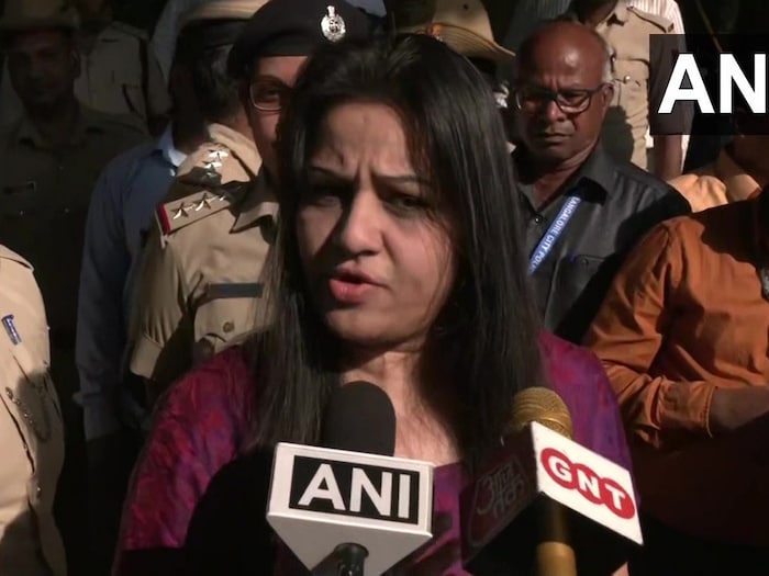 Karnataka IPS officer D Roopa Moudgil and IAS officer Rohini Sindhuri ...