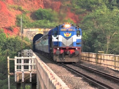 रेलवे इंजन से पता लग जाएगा सवारी गाड़ी है या मालगाड़ी! लिखें होंगे ये शब्द, जानें इनका मतलब ...