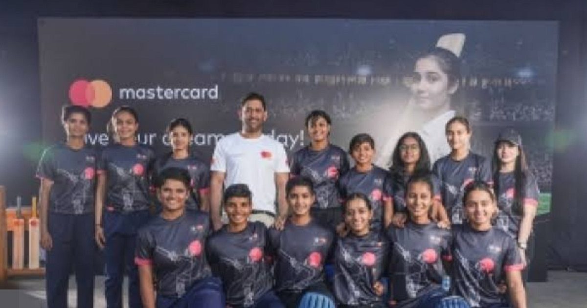 Mahendra singh dhoni gave tips to under 19 indian womens cricket team ...