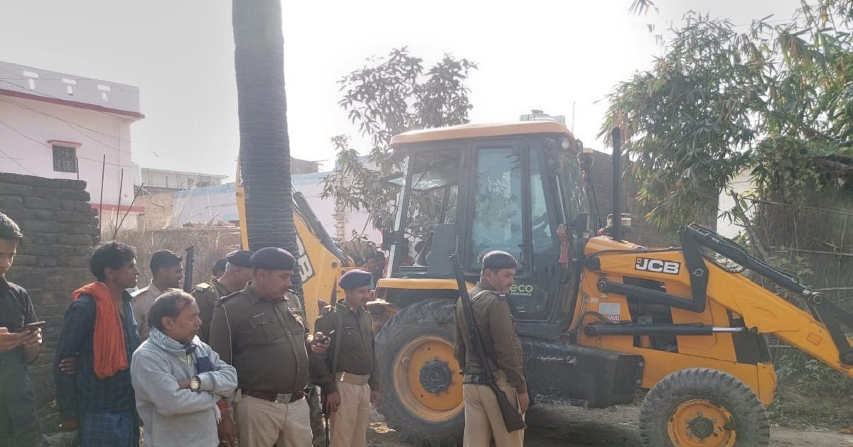 R_BH_PANNC1830_GOPALGANJ_403_26_FEB_ENCROACHMENT_JCB_ACTION_DIGTIAL ...