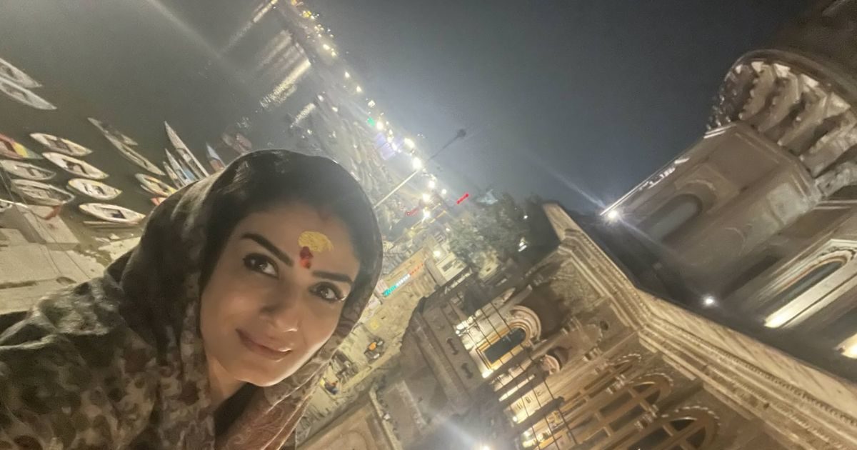 Raveena Tandon in Kashi take part in Ganga Aarti from boat shares note ...