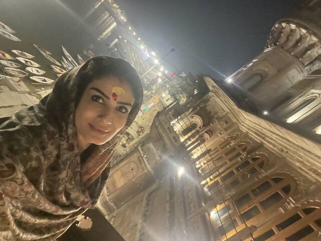 Raveena Tandon in Kashi take part in Ganga Aarti from boat shares note ...
