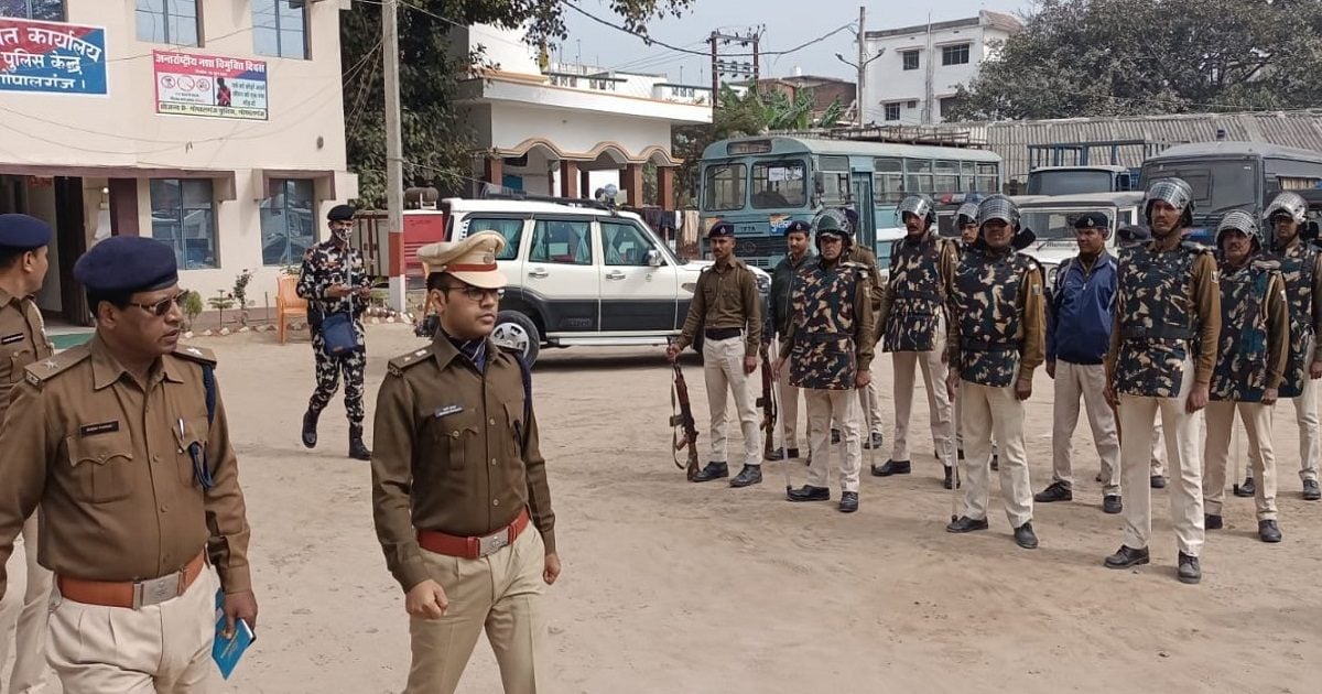20 पुलिस जवान, 4 सशस्त्र बल, 2 अश्रु गैस दस्ता और वज्र वाहन से लैस होती ...