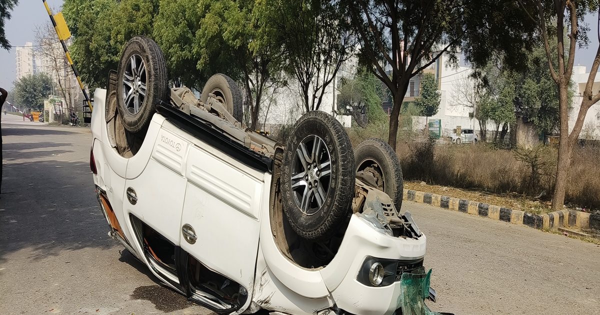 Fortuner accident in rohtak girl student dead 4 other injured - हरियाणाः रोहतक में बीच सड़क में ...