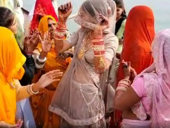 Dulhan vidai on boat bride groom came at home by boat after unique ...