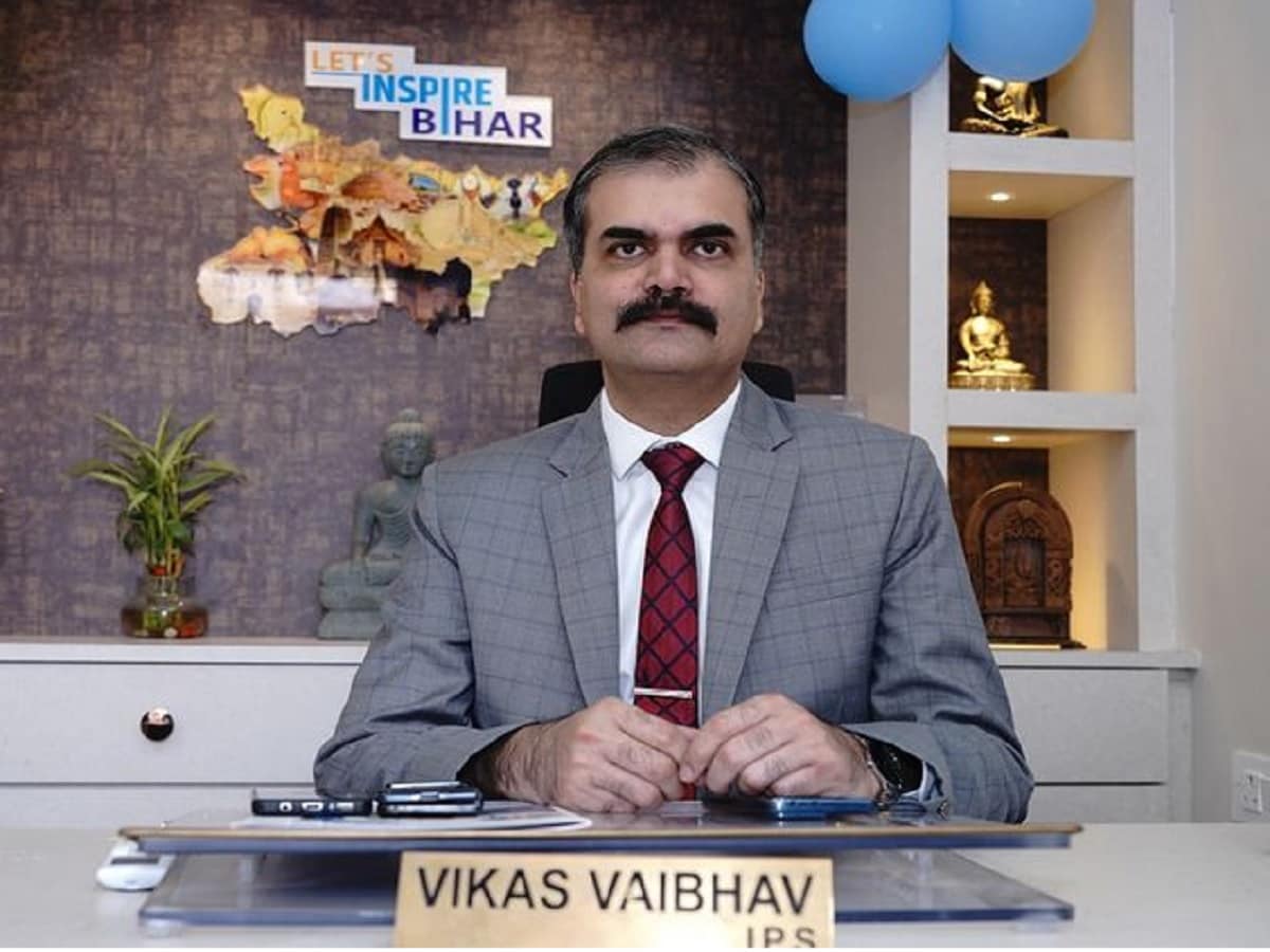 Vikas vaibhav ips officer serious allegation on Hunterwali another first dg ips Shobha Ahotkar ...