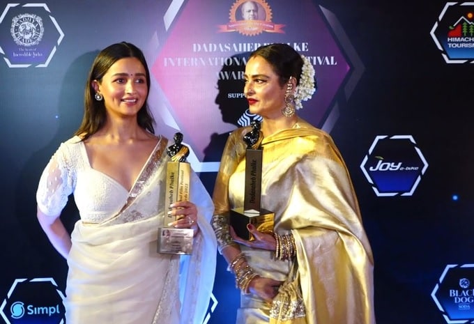 Alia bhatt rekha saree bindi indian look attracts fans actress gifted ...
