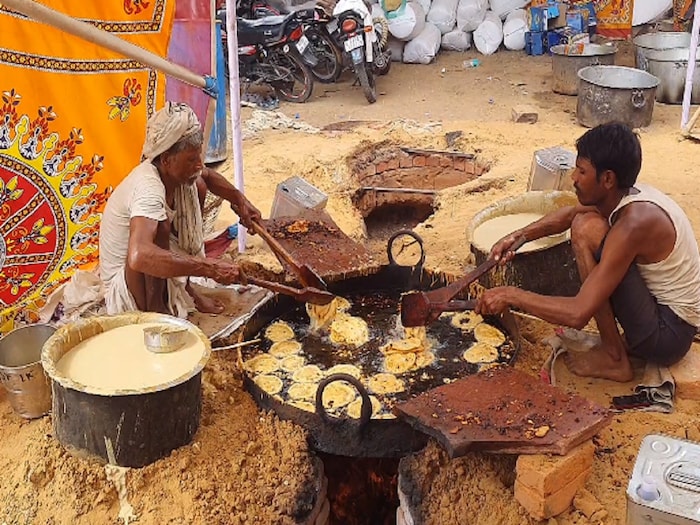 Omg bhandara mahabhoj meal for over 100000 people 200 cook prepare food ...