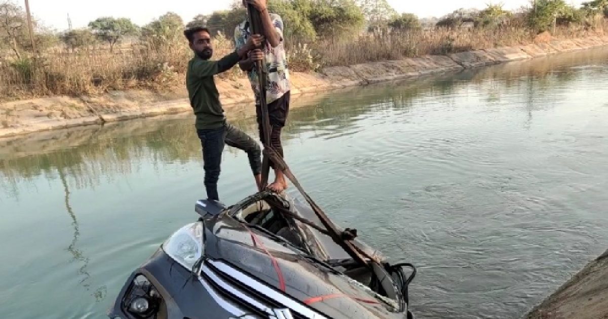 Omg uncontrolled car fell into canal in janjgir champa army man saved ...