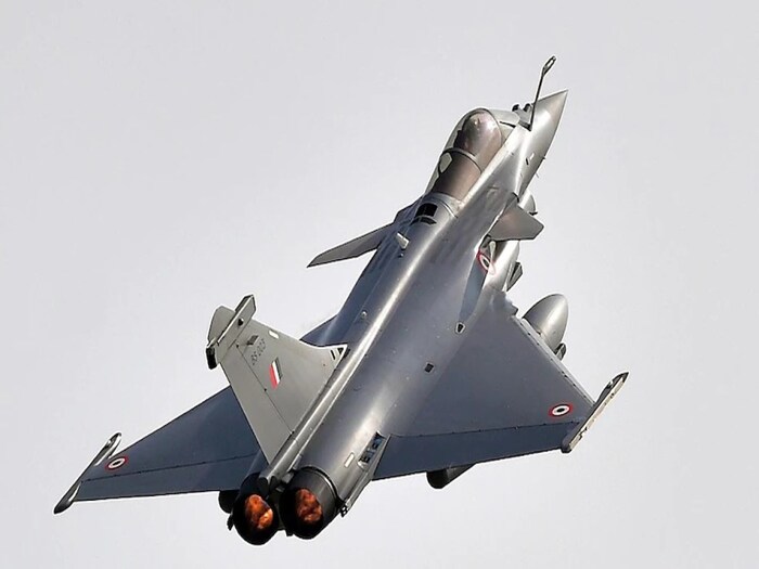 Indian navy aircraft carrier ins vikrant fighter jet france rafale m or ...