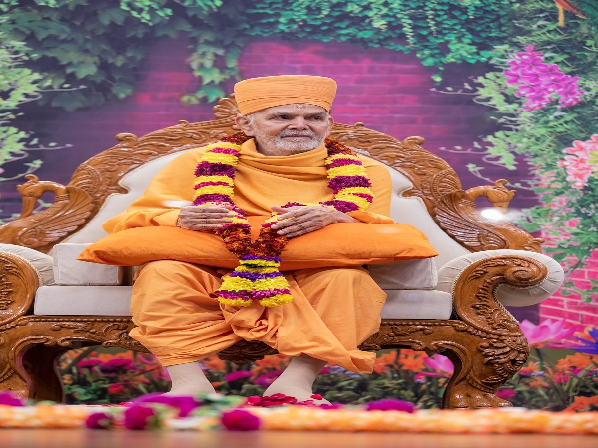 प्रमुख स्‍वामी महाराज जन्‍म शताब्‍दी समारोह के भव्‍य आयोजन के बाद महंत ...