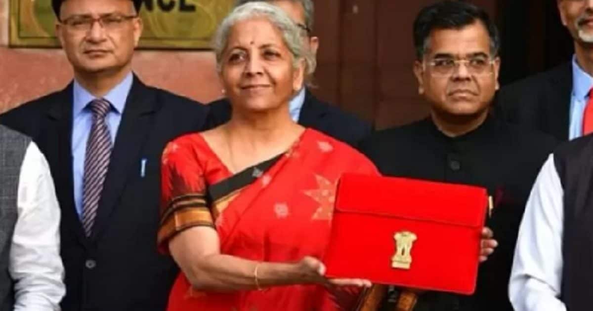 लगातार पांचवां बजट पेश करते हुए क्या थी वित्तमंत्री की वेशभूषा, क्या था ...