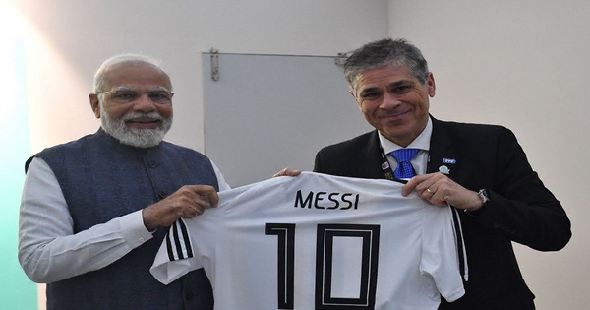 Pm narendra modi receives lionel messi jersey as gift from pablo ...