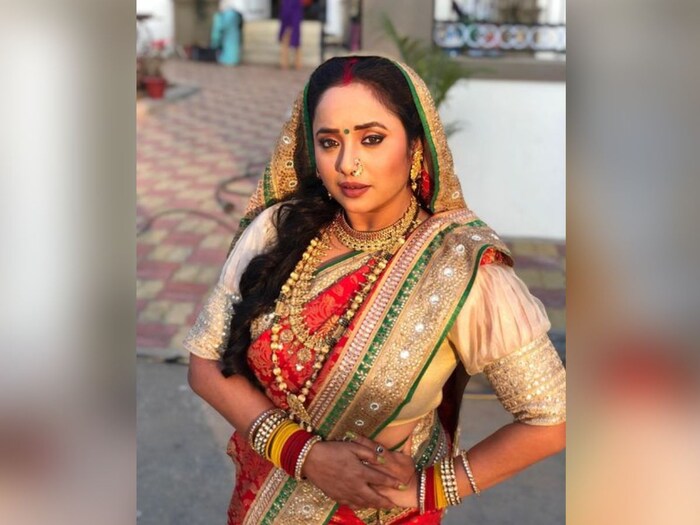 बिना शादी के मांग में सिंदूर भरे दिखीं रानी चटर्जी, लाल साड़ी में दिखी ...