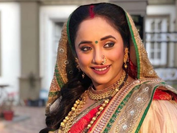 बिना शादी के मांग में सिंदूर भरे दिखीं रानी चटर्जी, लाल साड़ी में दिखी ...