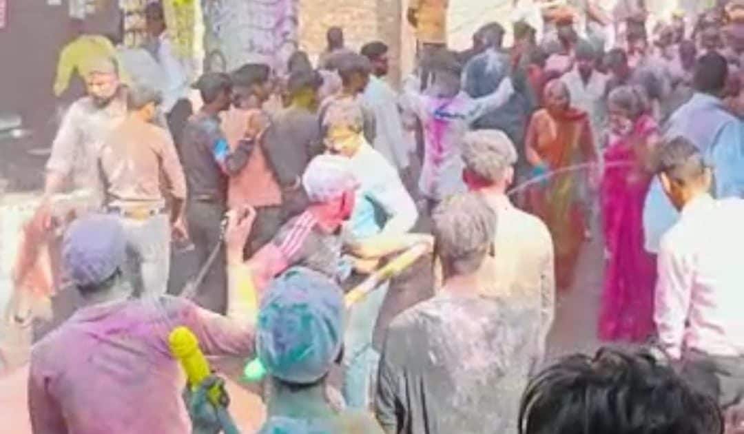 Holi 2023 doctor useful tips dont play holi with chemical colors ...