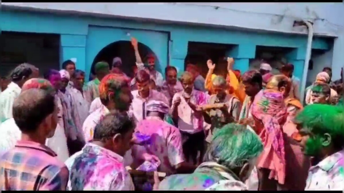 Group of elders brings color lives of colorless people such tradition ...