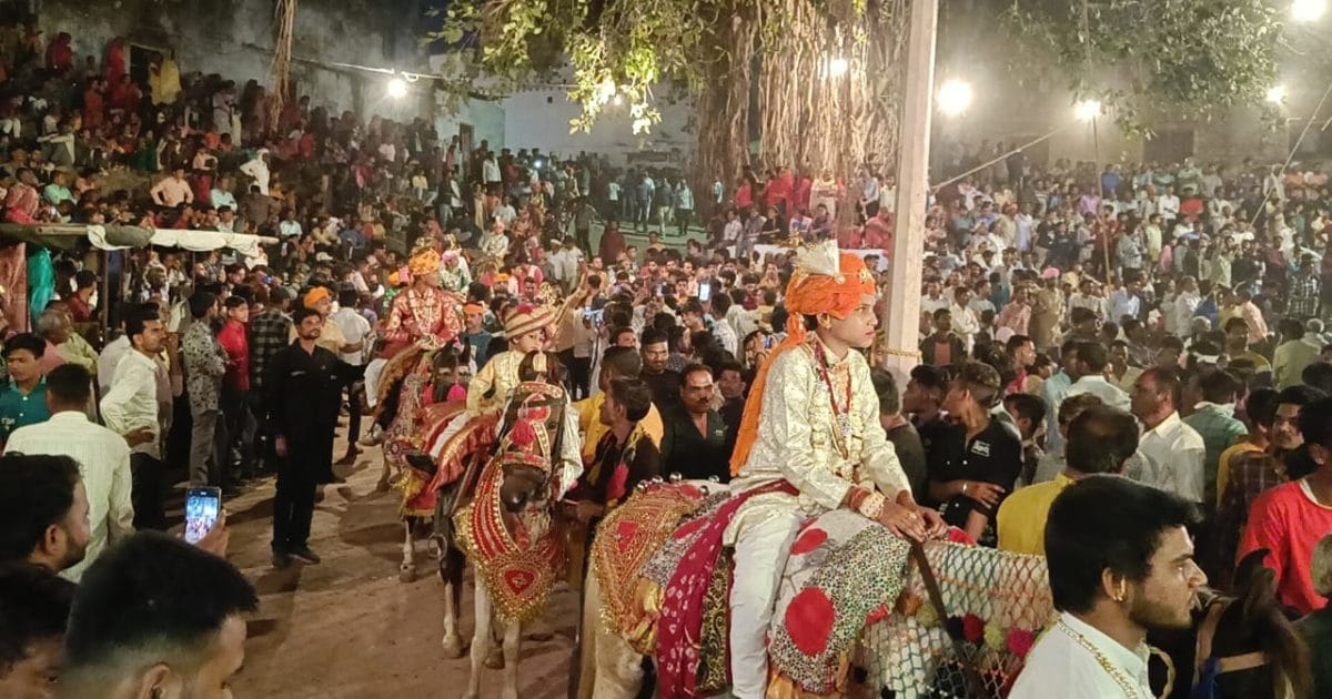 Royal ride of king millions of people came to see - राजसी ठाट बाट से ...