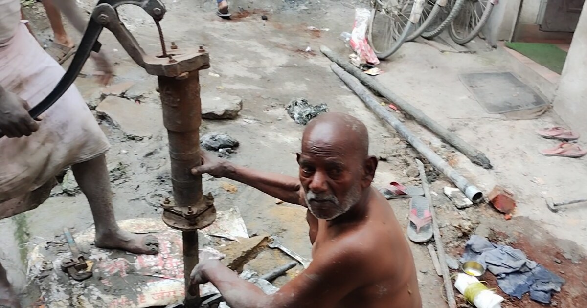 Hand pump drill 84 year old man leader of team - Bihar News: 84 साल का ...