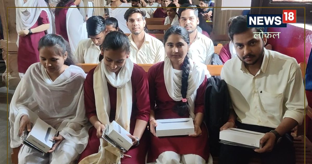 Agra News : छात्र-छात्राओं को उच्च शिक्षा मंत्री के हाथों से मिले टेबलेट, खिल उठे चेहरे ...