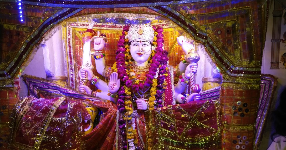 Chaitra Navratri 2023: गुफा में सजा है माता का दरबार...यहां करिए वैष्णो ...